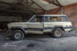 Lost Cherokees, urbex België | Loods met Jeep Cherokees.