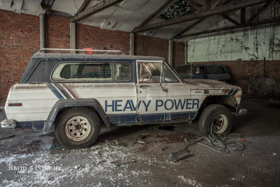Lost Cherokees, urbex België | Loods met Jeep Cherokees.