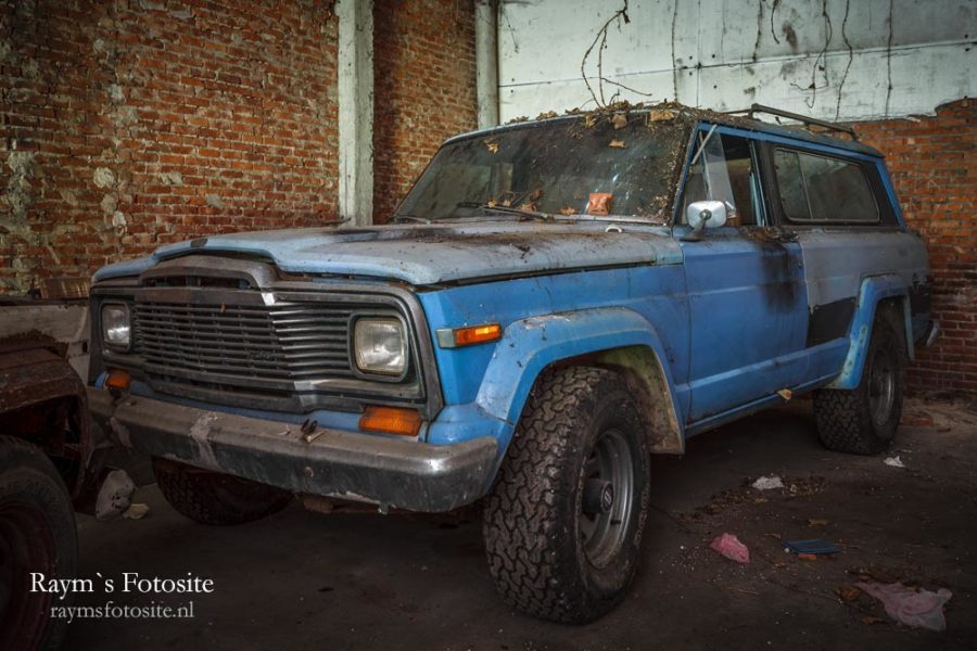 Lost Cherokees, urbex België | Loods met Jeep Cherokees.