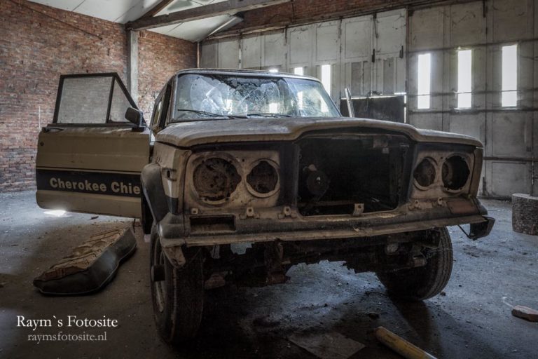 Lost Cherokees, urbex België | Loods met Jeep Cherokees.
