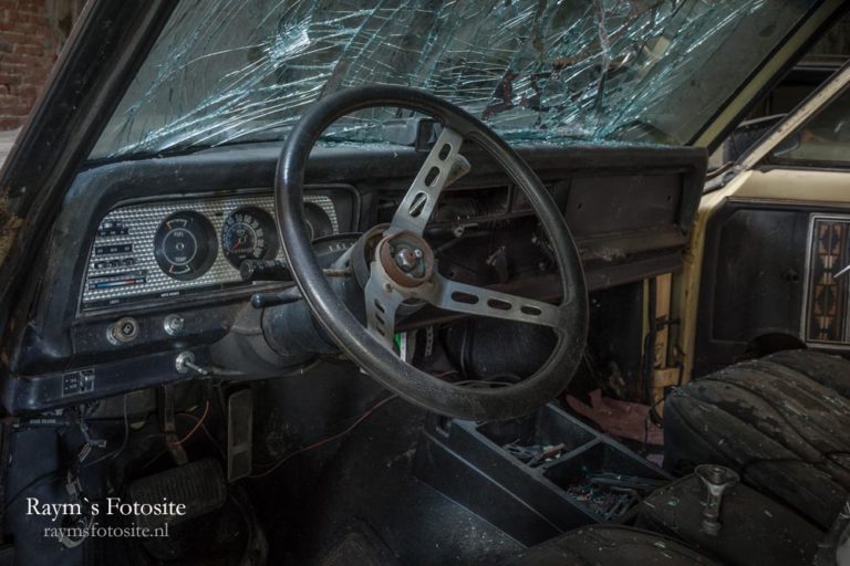 Lost Cherokees, urbex België | Loods met Jeep Cherokees.