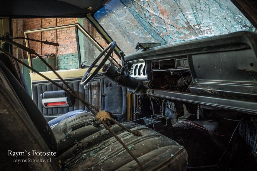 Lost Cherokees, urbex België | Loods met Jeep Cherokees.