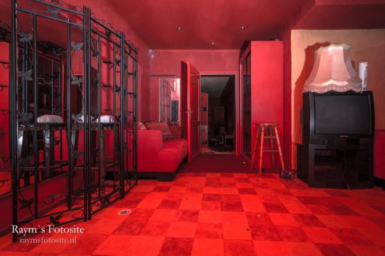 Verlaten bordeel, urbex Duitsland | Condooms en vochtige bedden.